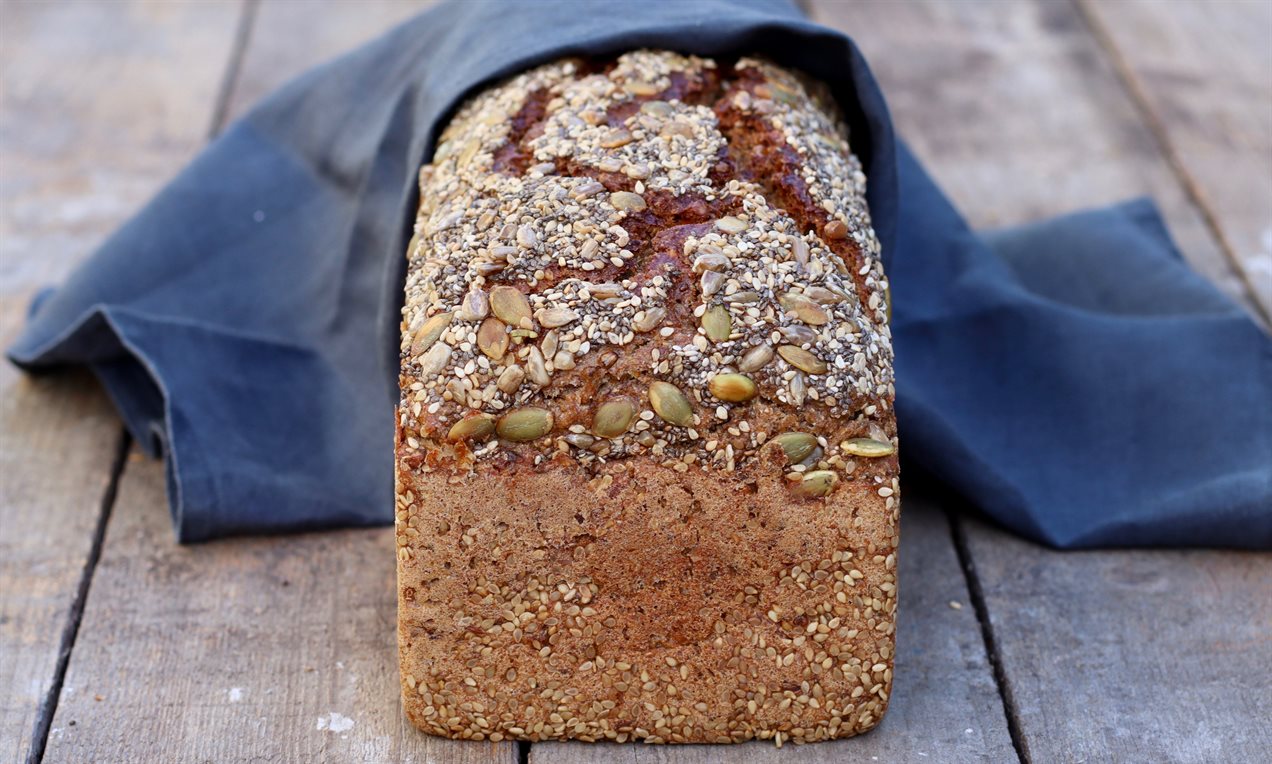 Rugbrød med nem surdej opskrift | Dr. Oetker