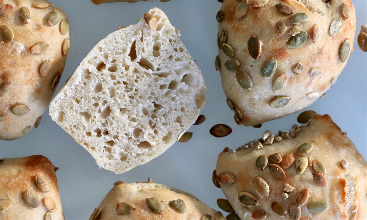 Koldhævede boller med nem surdej opskrift | Dr. Oetker