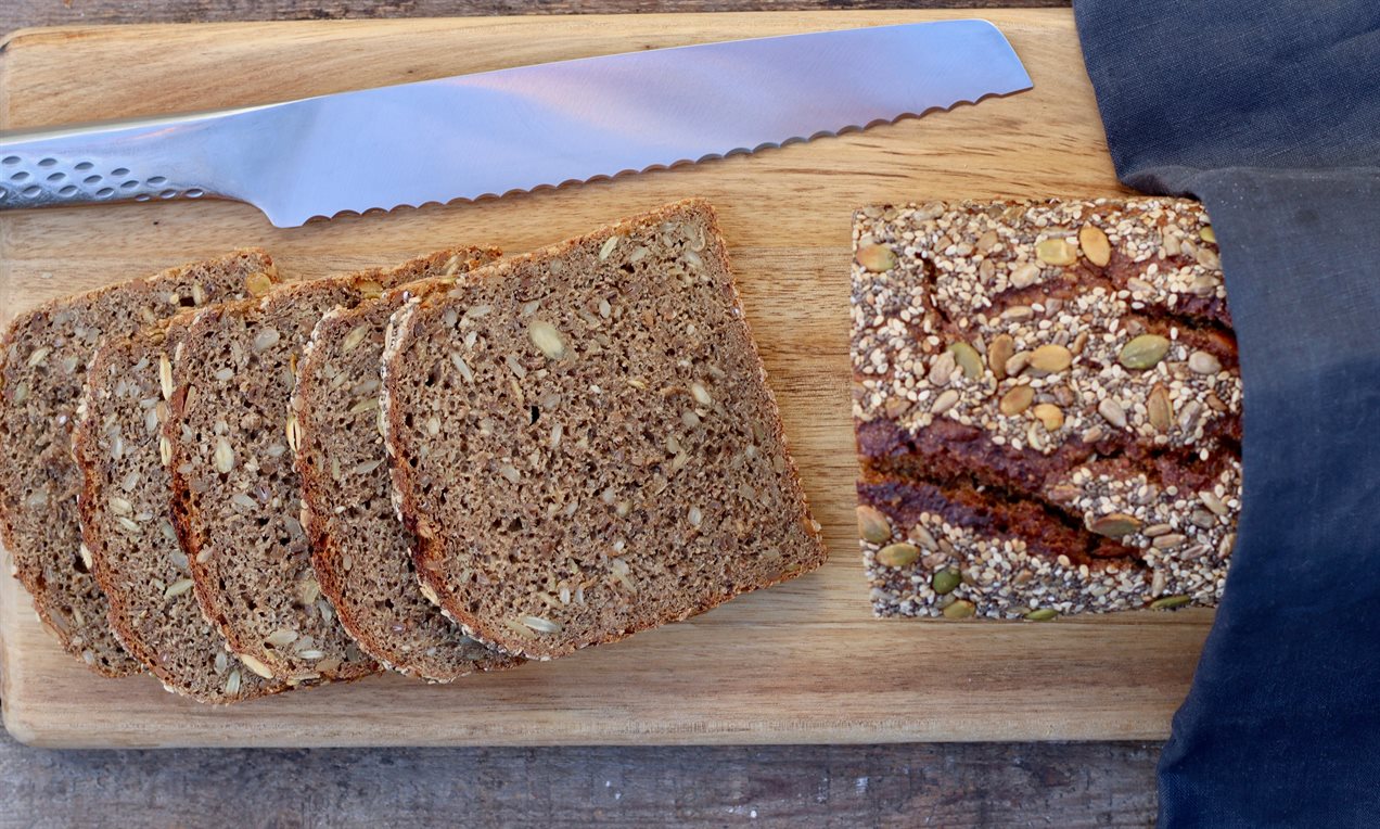 Rugbrød med nem surdej opskrift | Dr. Oetker